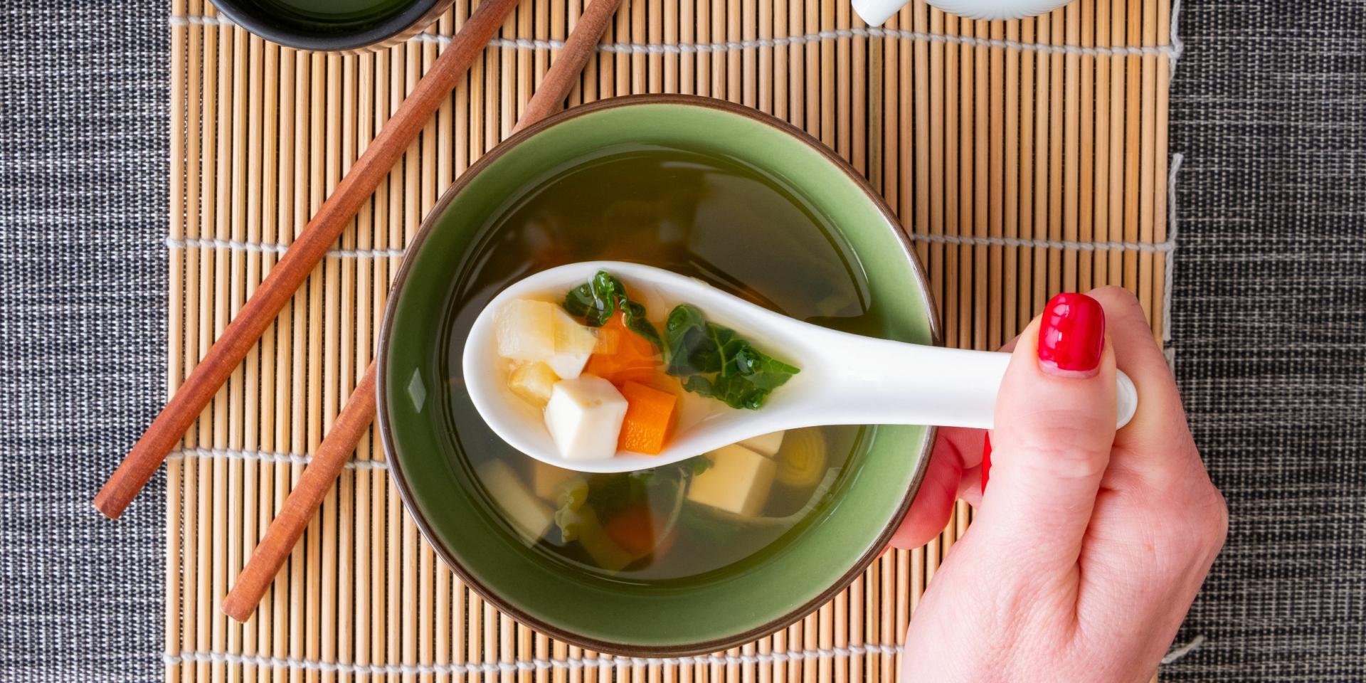Miso is Japanse pasta van gefermenteerde sojabonen, zout en koji.